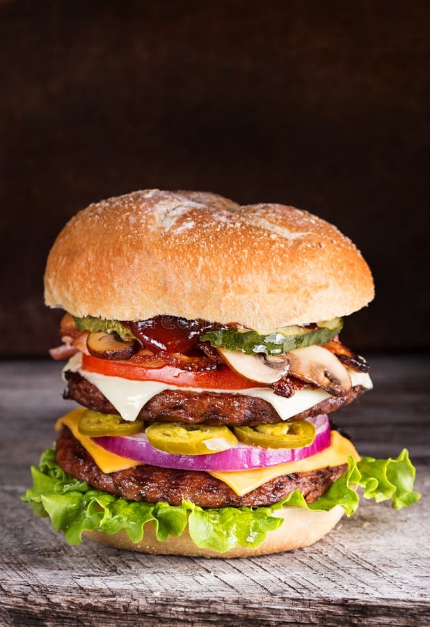Doppelter Cheeseburger Delux Stockbild - Bild von grill, tomate: 50617085