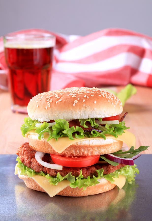 Doppelter Cheeseburger Und Soda Stock Fotos - Freie & Royalty-Free ...