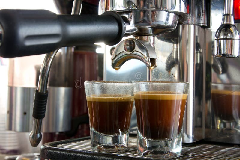 Doppelter Espresso stockbild. Bild von maschine, tropfen - 40234233