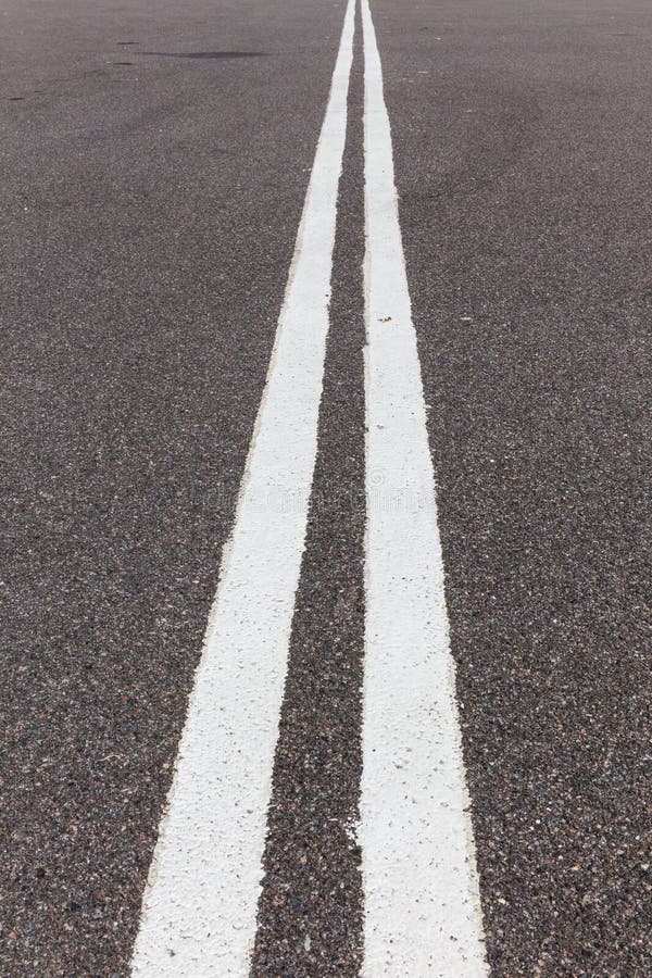 Doppia linea continua fotografia stock. Immagine di vicolo - 43398340
