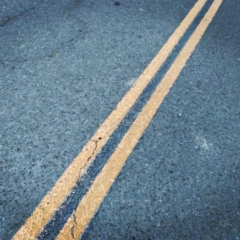 Doppia riga gialla immagine stock. Immagine di viaggio - 2849239