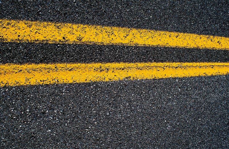 Riga gialla su asfalto immagine stock. Immagine di vernice - 23464943