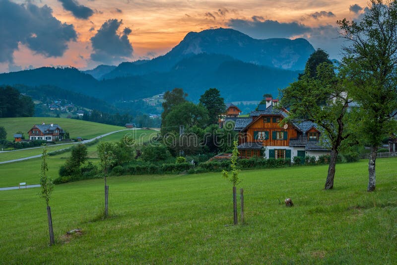 Dorf in Den Bergen, Digitales Fotobild Als Hintergrund Stockfoto - Bild ...
