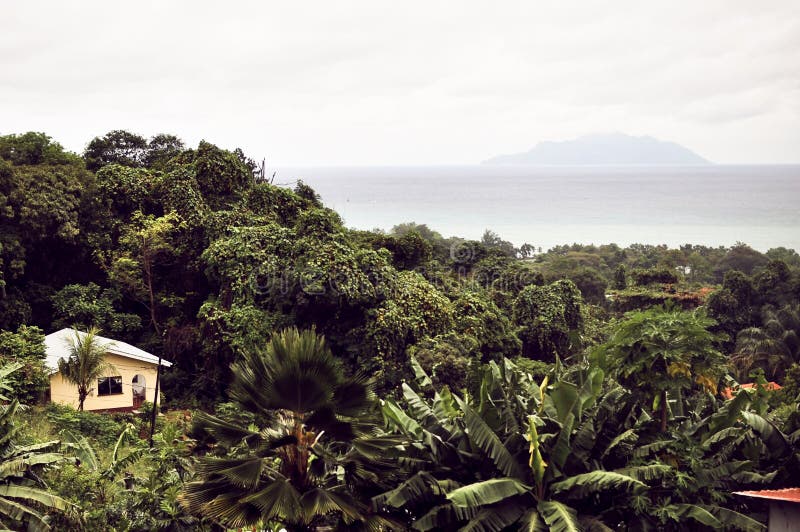 Haus In Den Tropen Mit Ozeanansicht Stockfoto - Bild von pazifisch ...