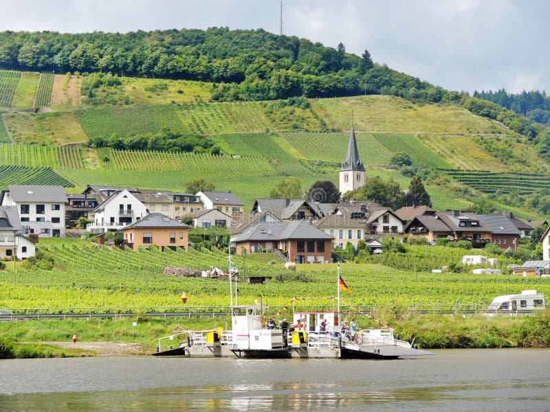Dorf Ellenz Poltersdorf Von Mosel-Fluss Redaktionelles Stockfoto - Bild ...