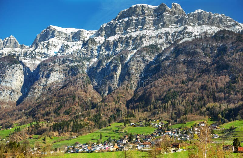 Tal Der Straße Im Frühjahr in Der Schweiz Stockbild - Bild von alpen ...