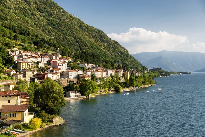 Dorio (Lecco) Y El Lago De Como Foto de archivo - Imagen de asoleado ...