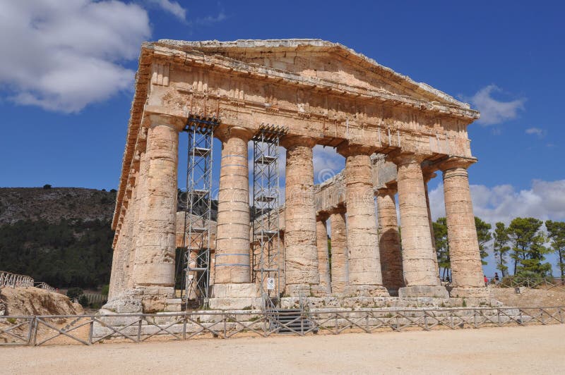Dorische tempel in Segesta stock foto. Image of ruïnes - 103015492