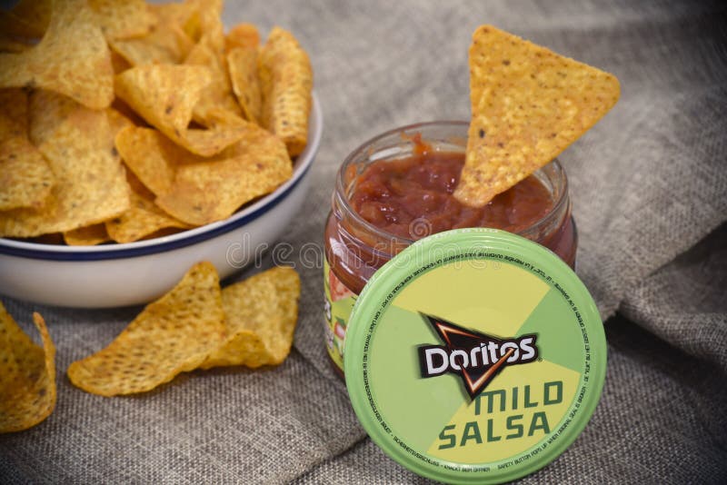 Doritos con salsa. foto de archivo editorial. Ilustración de fresco ...