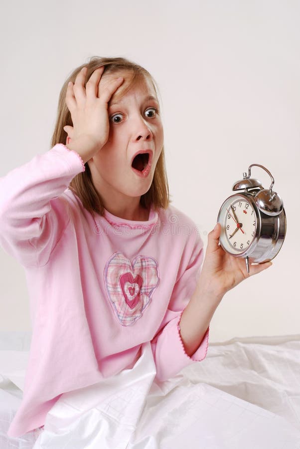 Dormez trop longtemps photo stock. Image du effrayé, mains - 15867870