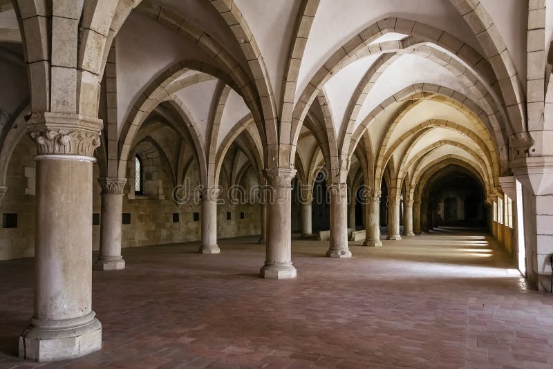 Dormitorio De Los Monjes Del Monasterio De Alcobaca Imagen de archivo ...