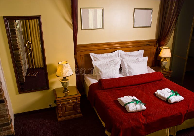 Dormitorio lujoso foto de archivo. Imagen de espejo, almohadillas - 5673686