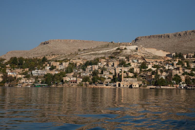 Dorp op de Eufraat stock foto. Image of stad, heuvels - 40292136