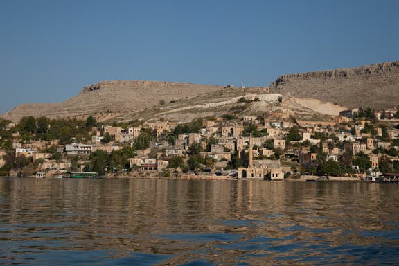 Dorp op de Eufraat stock foto. Image of stad, heuvels - 40292136