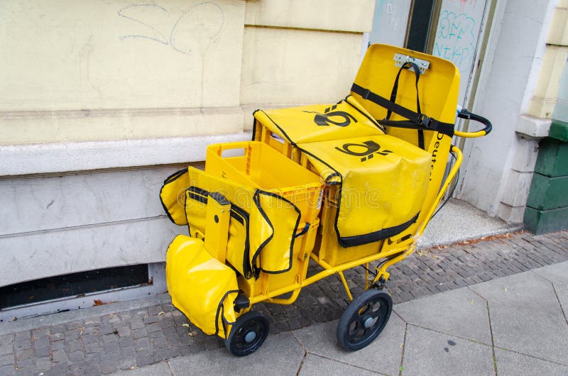 Carro del cartero foto de archivo. Imagen de humano, servicio - 24078686