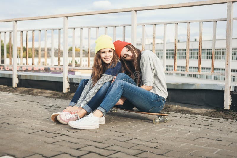 Dos Amigas Longboarding Jovenes Foto de archivo - Imagen de ocasional ...