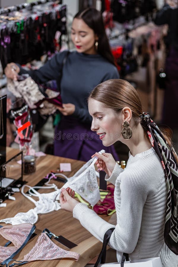 Dos Amigos Comprando Ropa Interior Durante Sus Compras Foto de archivo ...