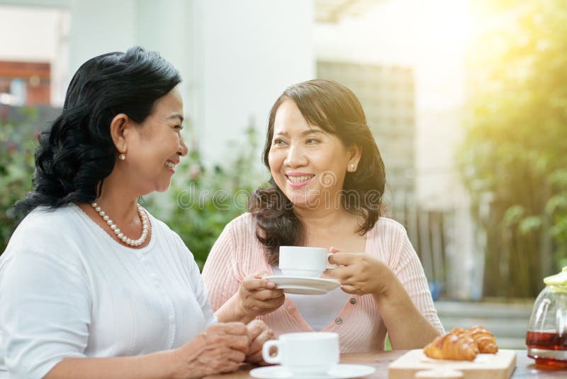 Dos Amigos Desayunan Juntos Imagen de archivo - Imagen de hija, madre ...