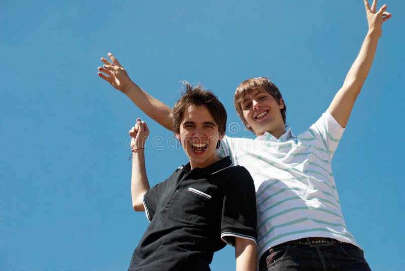 Dos amigos felices foto de archivo. Imagen de azul, grupo - 13786718