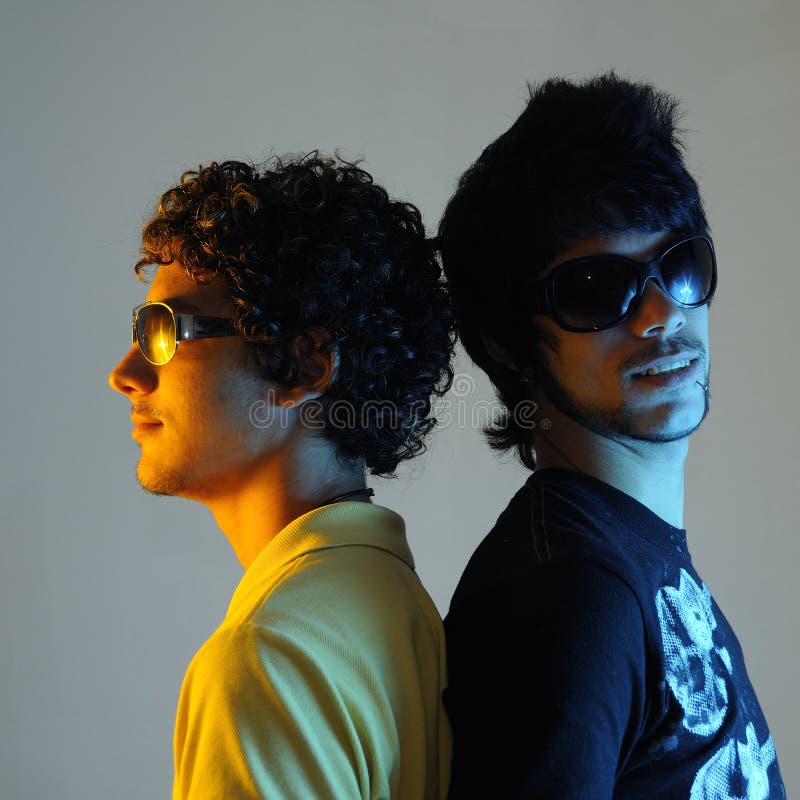 Dos amigos jovenes imagen de archivo. Imagen de manera - 8809641