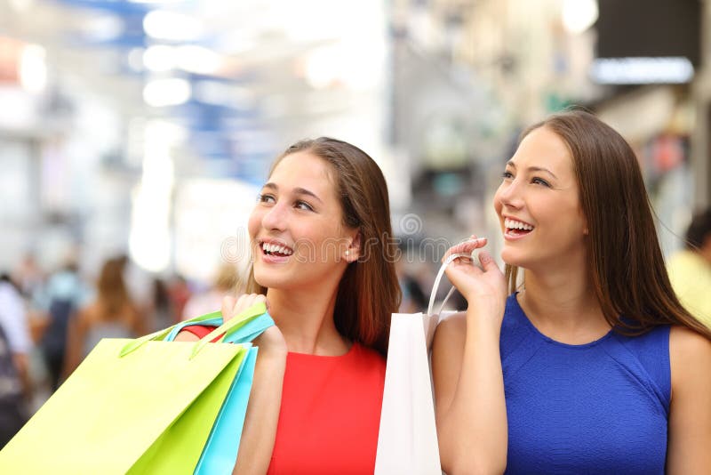 Dos Amigos Que Hacen Compras En Una Alameda Imagen de archivo - Imagen ...