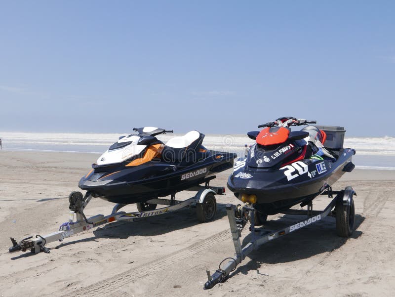 Dos Barcos Modernos Del Jet En Una Playa De Lima Imagen editorial ...
