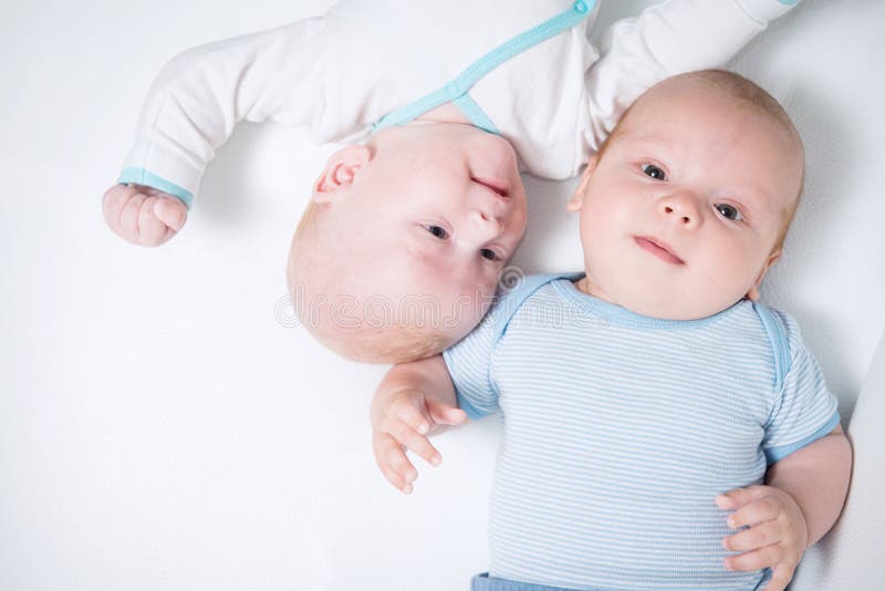 Dos bebés lindos foto de archivo. Imagen de felicidad - 32649830