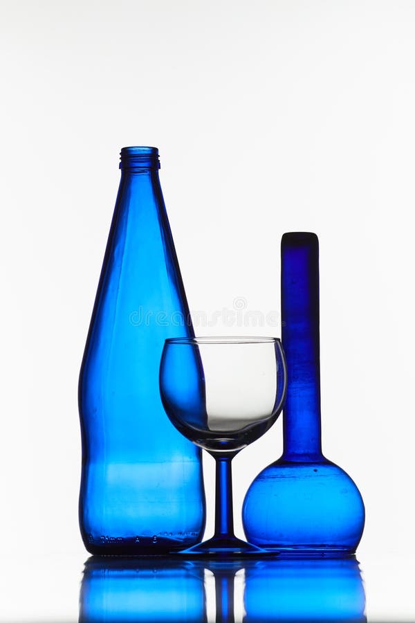 Dos Botellas Azules Y Un Vidrio Foto de archivo - Imagen de botella ...