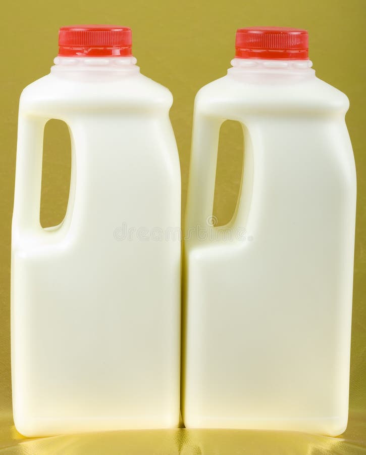 Dos botellas de leche foto de archivo. Imagen de calcio - 4899170