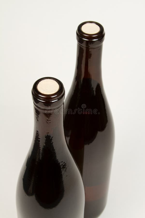 Dos botellas de vino imagen de archivo. Imagen de blanco - 18568721