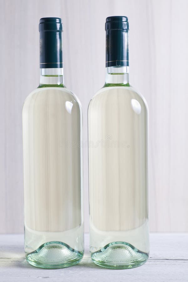 Dos Botellas Sin Etiqueta De Vino Blanco Foto de archivo - Imagen de ...