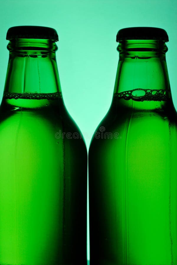 Dos botellas verdes foto de archivo. Imagen de objetos - 1951390