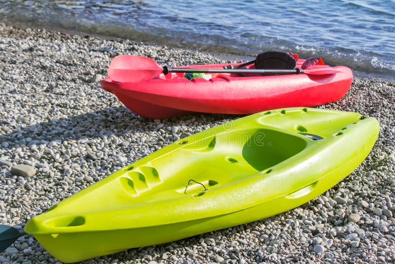 Un Bote Pequeño Para Explorar El Mar Foto de archivo - Imagen de ...