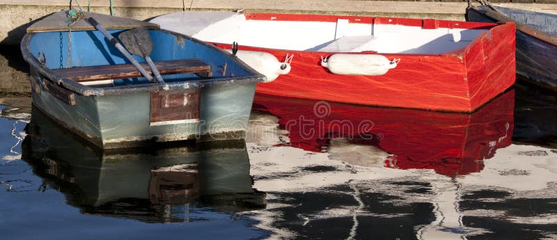 Dos Botes Amarrados Para Arriba Foto de archivo - Imagen de agua ...