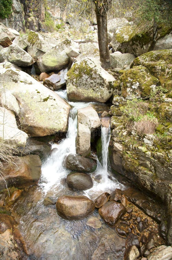 Dos Cascadas Entre Las Rocas Imagen de archivo - Imagen de rural ...