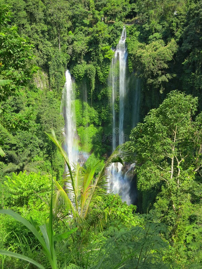 Dos Cascadas Grandes Con El Arco Iris, Bali, Indonesia Foto de archivo ...