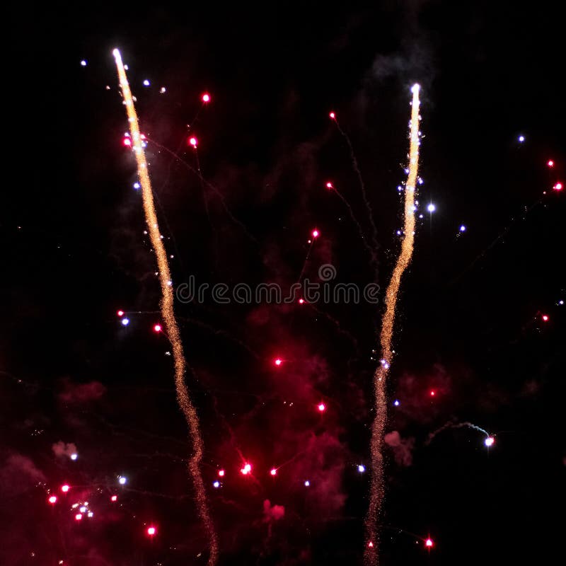 Dos Cohetes De Los Fuegos Artificiales Ascienden En El Cielo Imagen de ... Dos Cohetes De Los Fuegos Artificiales Ascienden En El Cielo Imagen de ...