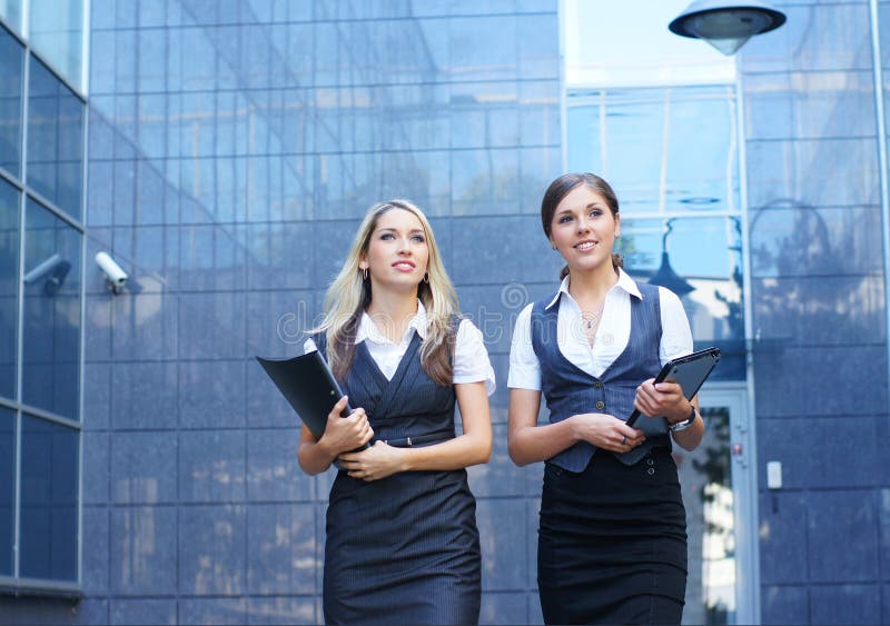 Hombre Joven En Un Traje Y Un Sombrero Formales Con Un Arma En Sus ...