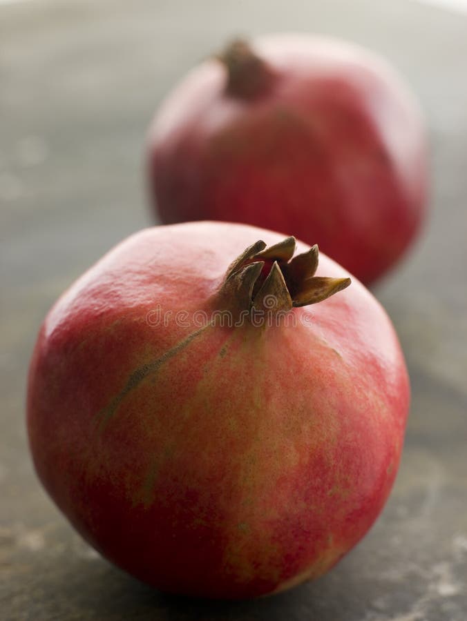 Dos granadas enteras foto de archivo. Imagen de granadas - 7229368