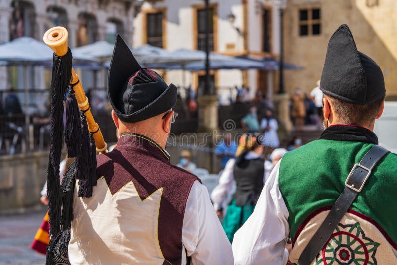 Dos Hombres Con Traje Asturiano Tocando El Tambor Y La Gaita En Una ... Dos Hombres Con Traje Asturiano Tocando El Tambor Y La Gaita En Una ...