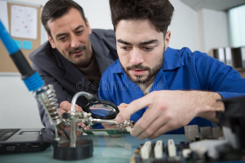 Dos Hombres Reparando Computadora De Escritorio Imagen de archivo ...