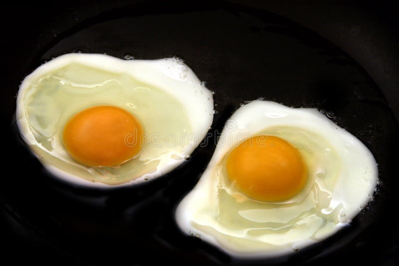 Dos huevos fritos imagen de archivo. Imagen de yolk, cooking - 5261843