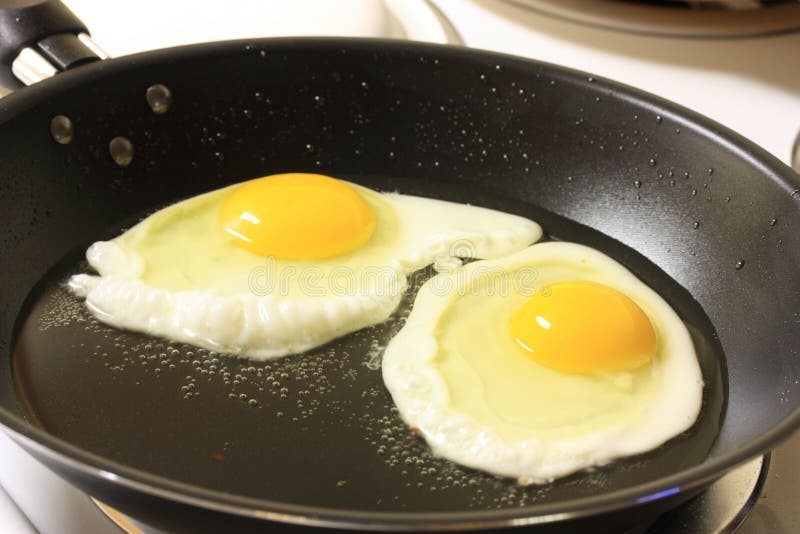 Dos Huevos foto de archivo. Imagen de platillo, cacerola - 6280116