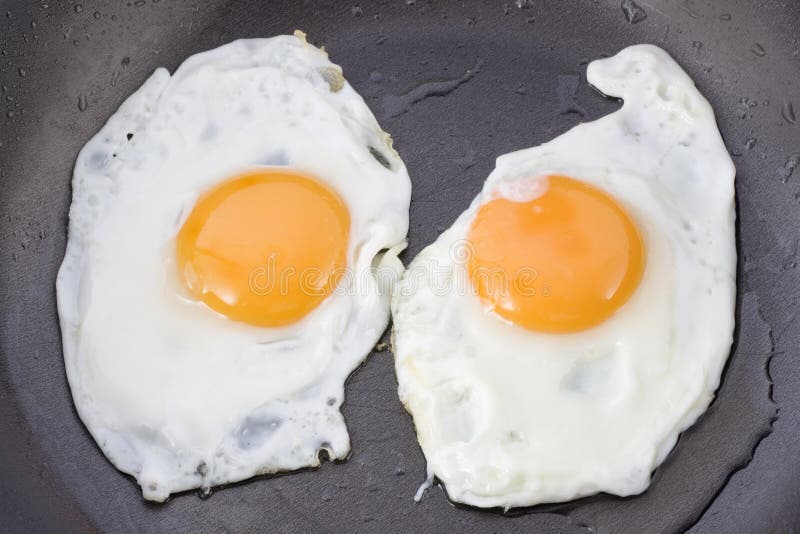 Dos huevos fritos imagen de archivo. Imagen de gordo, cacerola - 5261843