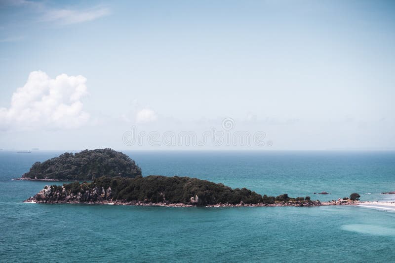 Dos Islas Con Mar Tranquilo En Una Playa Desierta Foto de archivo ...