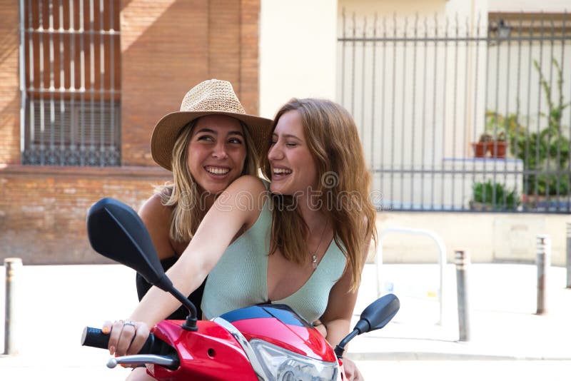 Dos Hermosas Jóvenes De Vacaciones Las Mujeres Son Lesbianas Y Una
