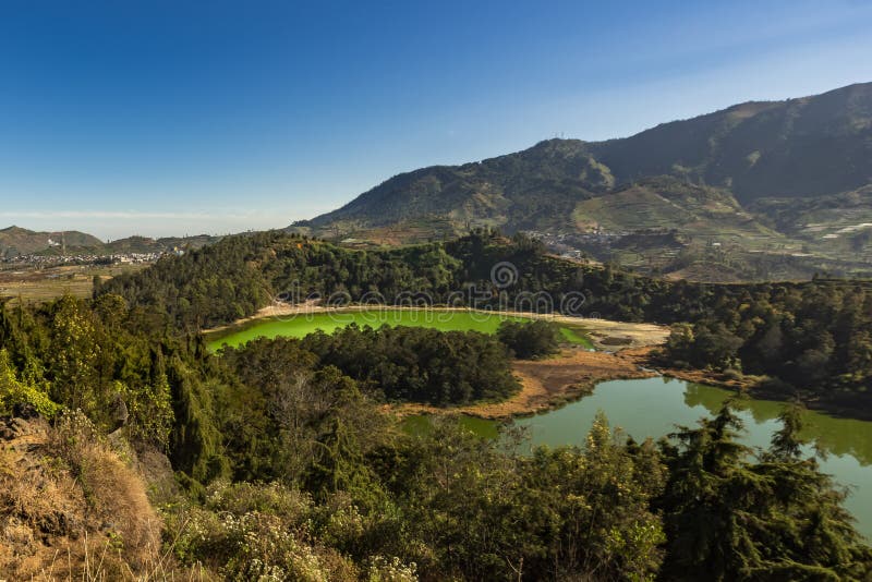 Dos Lagos Hermosos En La Meseta De Dieng, Java, Imagen de archivo ...