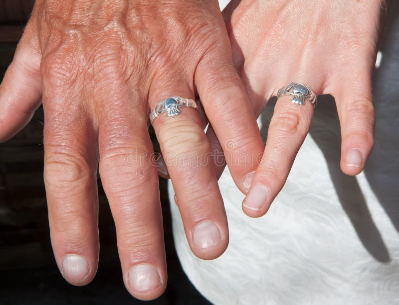 Dos Manos Con Los Anillos De Bodas Foto de archivo - Imagen de manos ...