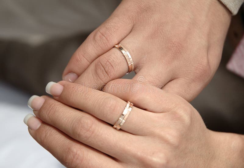 Dos Manos Con Los Anillos El Día De Bodas Foto de archivo - Imagen de ...