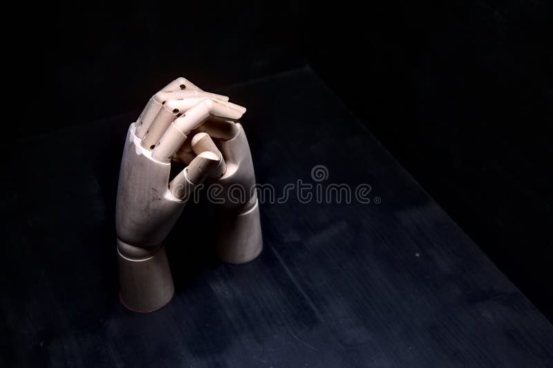 Dos Manos De Madera Abrochadas Sobre Fondo Negro Foto de archivo ...